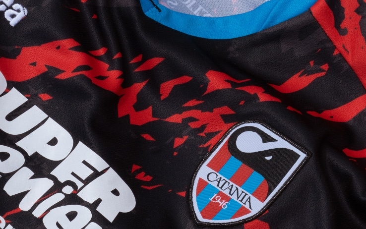 Catania, la nuova maglia ispirata all'Etna | Sky Sport