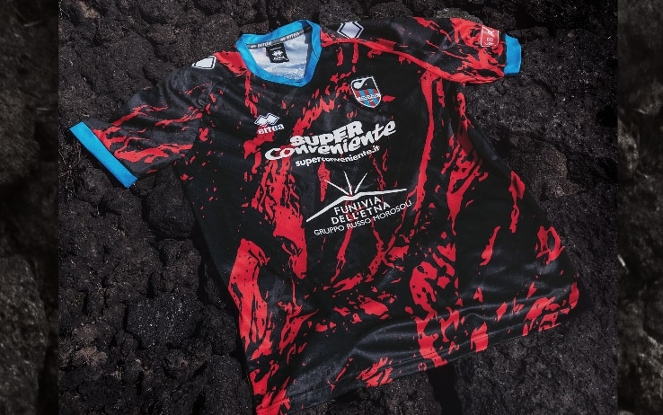 Catania, la nuova maglia ispirata all'Etna | Sky Sport