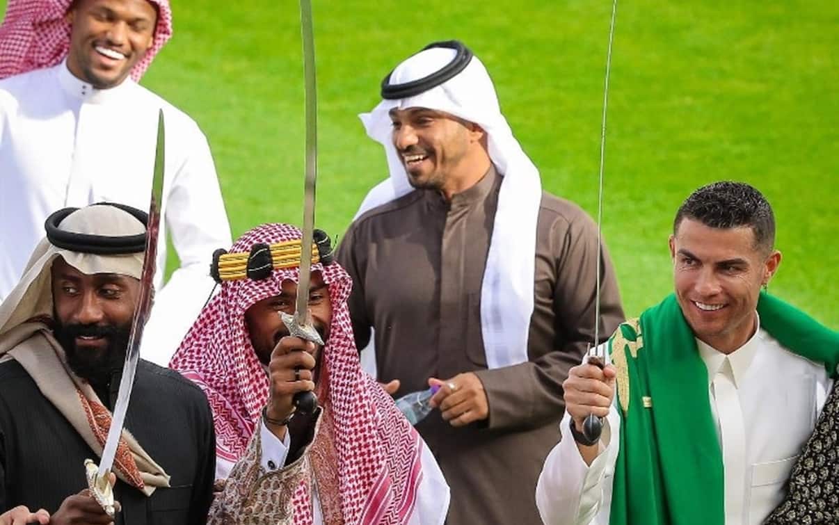 Ronaldo celebra i 300 anni dell'Arabia Saudita con tunica e spada. Foto ...