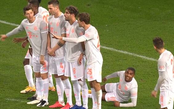Douglas Costa in barriera in Arminia Bielefeld Bayern Monaco ...