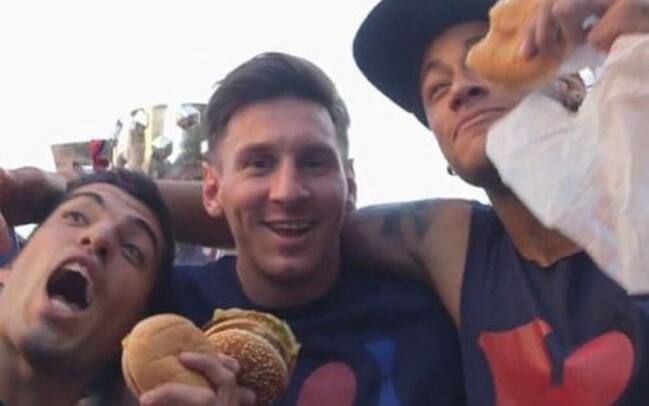 Calciatori, hamburger e patatine: quelli che mangiano cibo da fast food ...