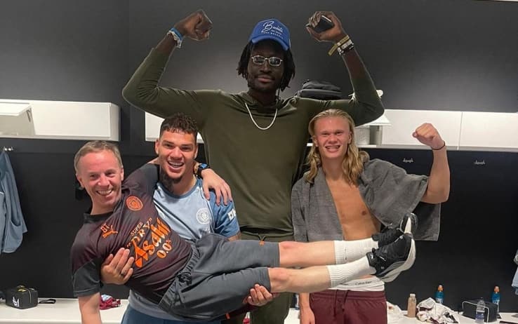 Mamadou Ndiaye in foto con Haaland, Bernardo Silva ed Ederson | Sky Sport