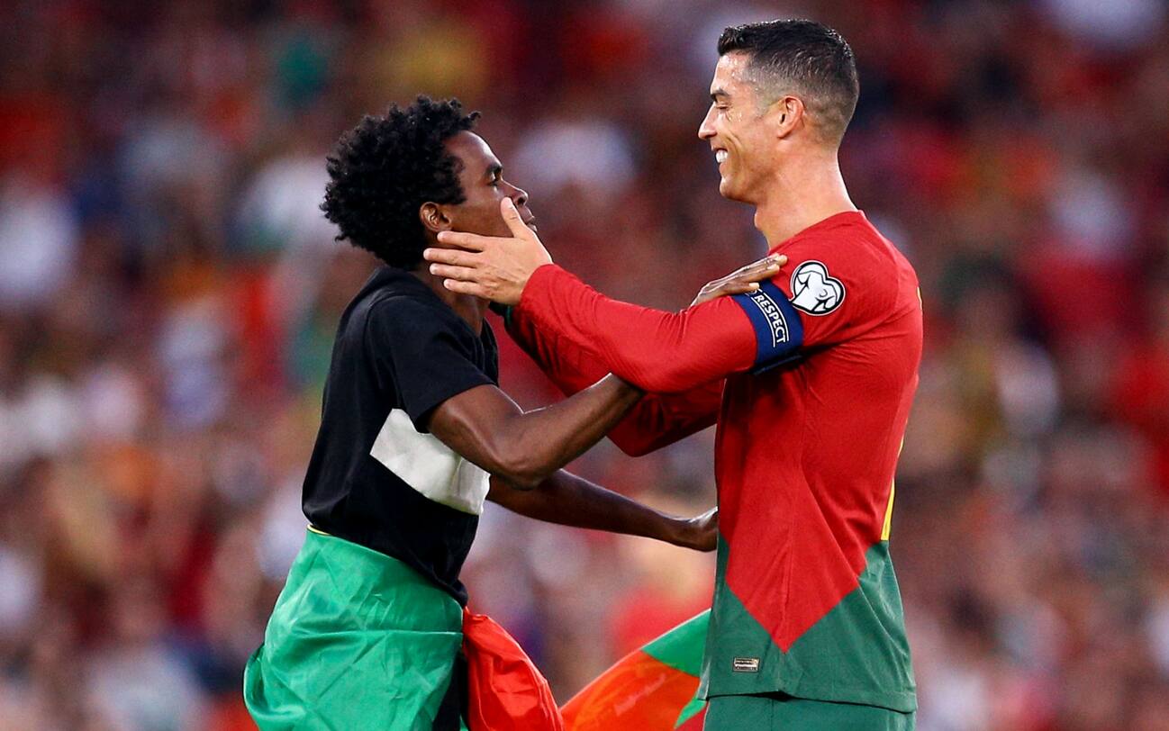 Portogallo Bosnia, Cristiano Ronaldo sollevato dall'invasore di campo ...