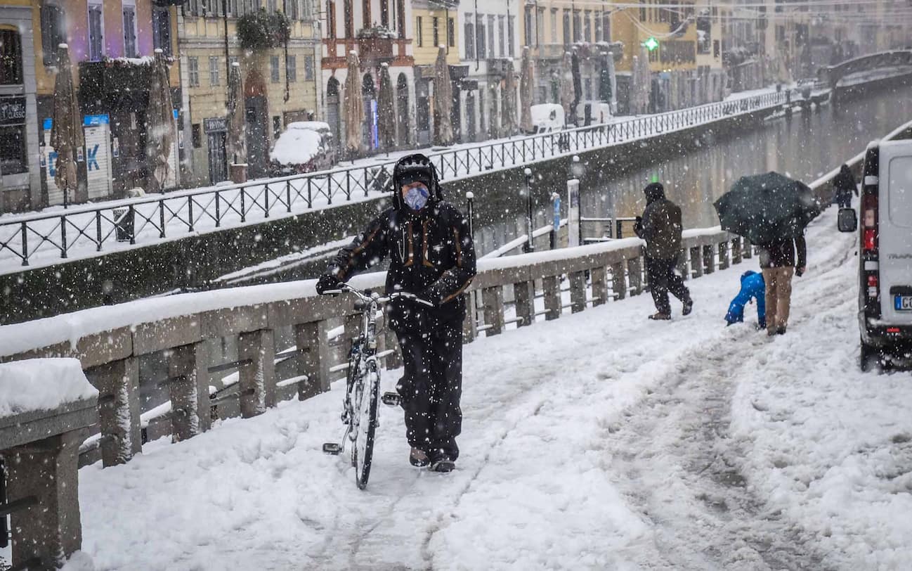 Milano, neve e maltempo oggi: Duomo imbiancato | Sky Sport