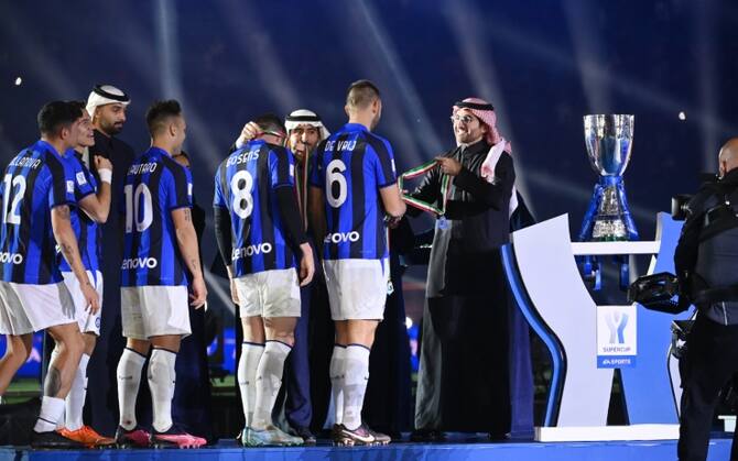 Inter-Milan, premiazione e festa per la Supercoppa. FOTO | Sky Sport