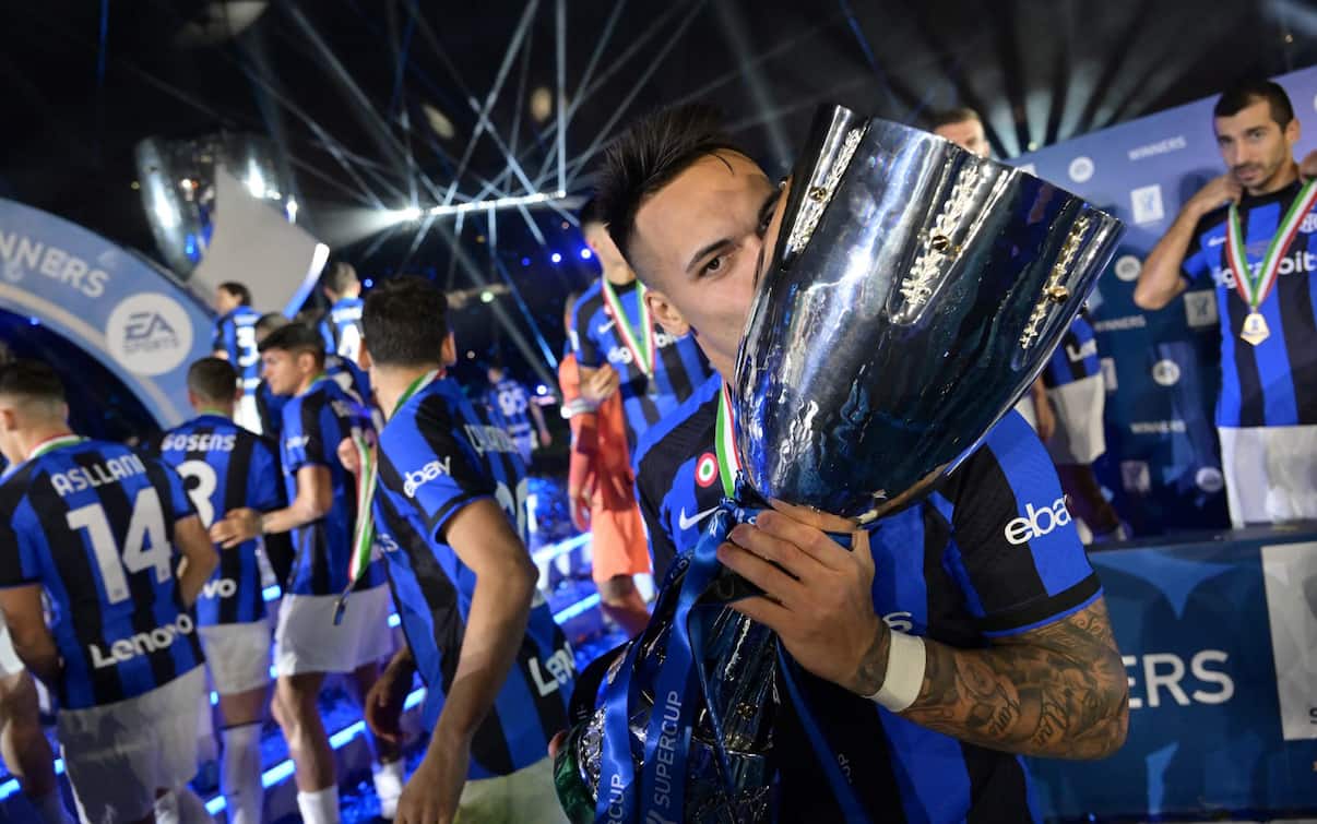 Inter-Milan, premiazione e festa per la Supercoppa. FOTO | Sky Sport