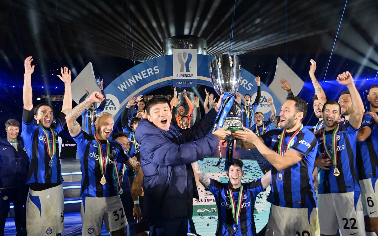 Inter-Milan, premiazione e festa per la Supercoppa. FOTO | Sky Sport