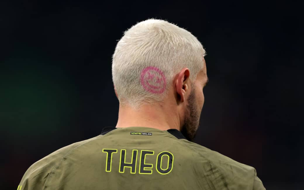 Milan, il nuovo look di Theo Hernandes: capelli biondo platino e smile ...