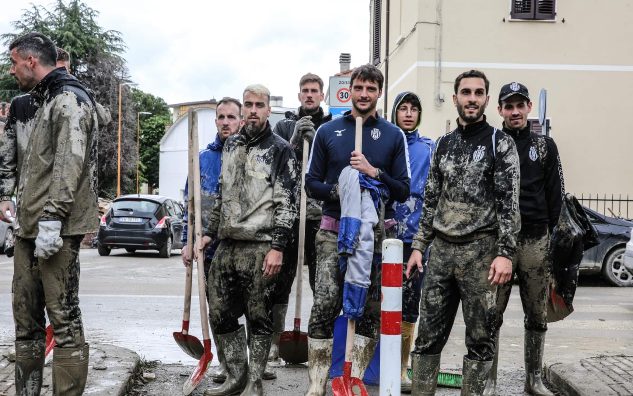 Alluvione Emilia-Romagna, giocatori Cesena spalano fango e svuotano ...