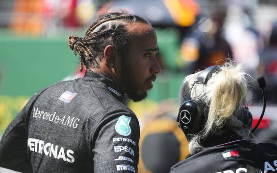 Formula 1, lo spettacolare casco di Hamilton per il GP di Silverstone ...