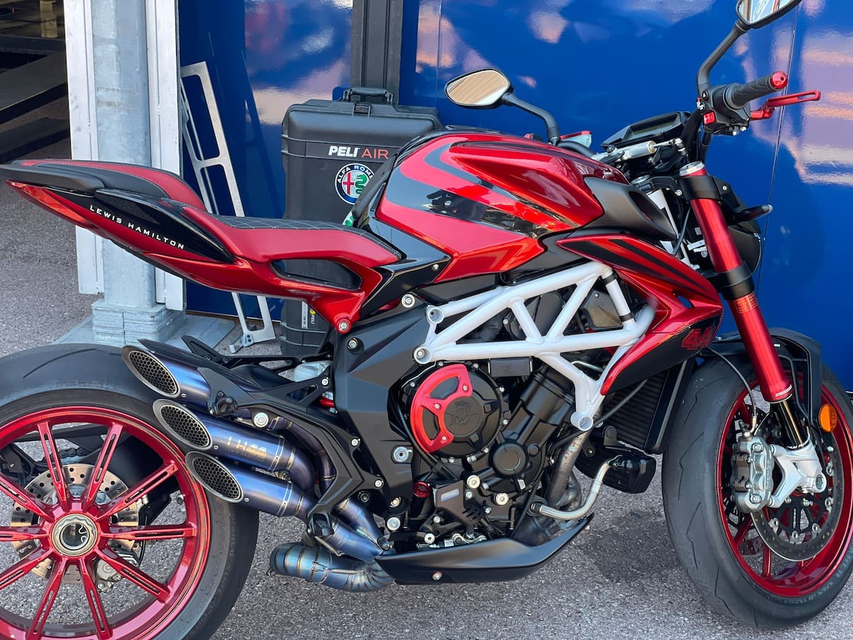 Formula 1, Hamilton al GP Monaco con la MV Agusta 'Brutale' Limited ...