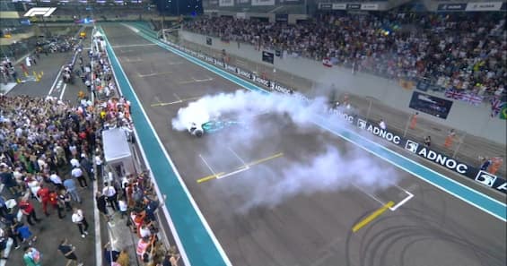 Vettel, i donuts ad Abu Dhabi per salutare la sua F1. VIDEO | Sky Sport