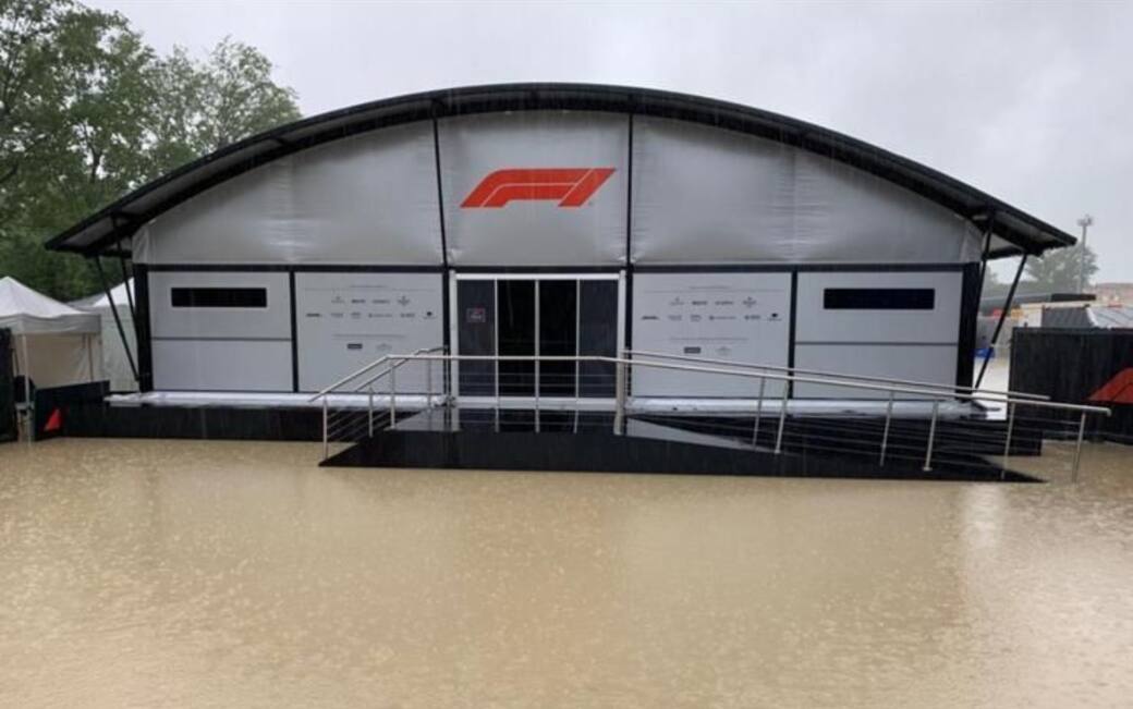 F1, GP Imola annullato: il fiume Santerno in piena visto dal ponte ...