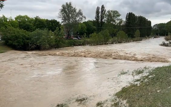 F1, GP Imola annullato: il fiume Santerno in piena visto dal ponte ...