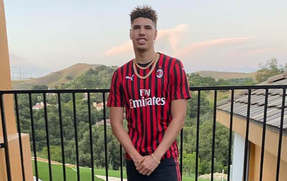 NBA, LaMelo Ball posa con la maglia del Milan su Instagram. FOTO | Sky ...