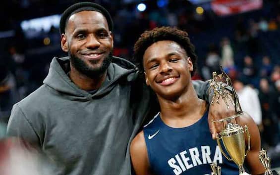 NBA, Bronny James come papà LeBron: il rito pre-partita è lo stesso ...