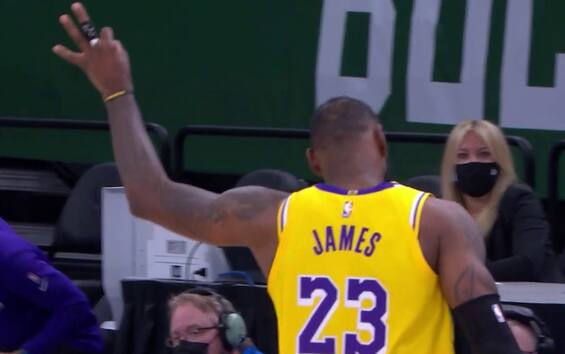 NBA, LeBron James esulta prima ancora che il pallone entri. VIDEO | Sky ...