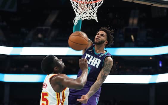 NBA, Miles Bridges firma la schiacciata dell'anno sopra Capela. VIDEO ...