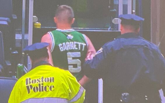 Playoff NBA, lancia una bottiglia verso Kyrie Irving: arrestato tifoso ...