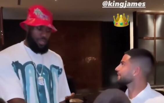 NBA, Lorenzo Insigne e il saluto con LeBron James a Toronto. VIDEO ...