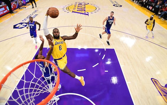 NBA, la schiacciata di LeBron James contro i Clippers: il video | Sky Sport