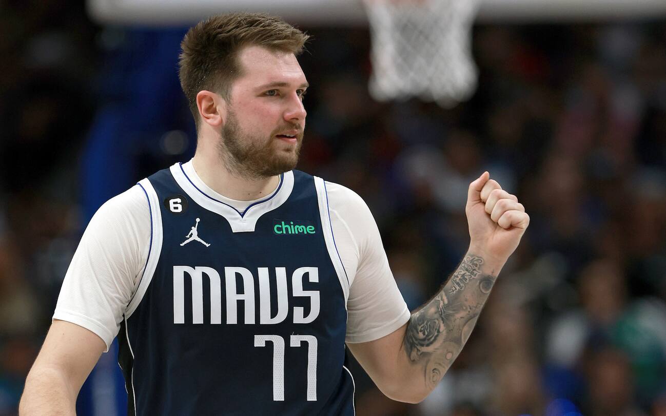 NBA, Luka Doncic ci dà un taglio: il nuovo look mentre gioca a scacchi ...