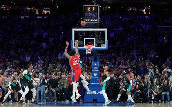 NBA, Joel Embiid segna il canestro decisivo: il video | Sky Sport