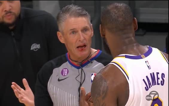NBA, LeBron James travolge l’arbitro Scott Foster: lo scambio è ...