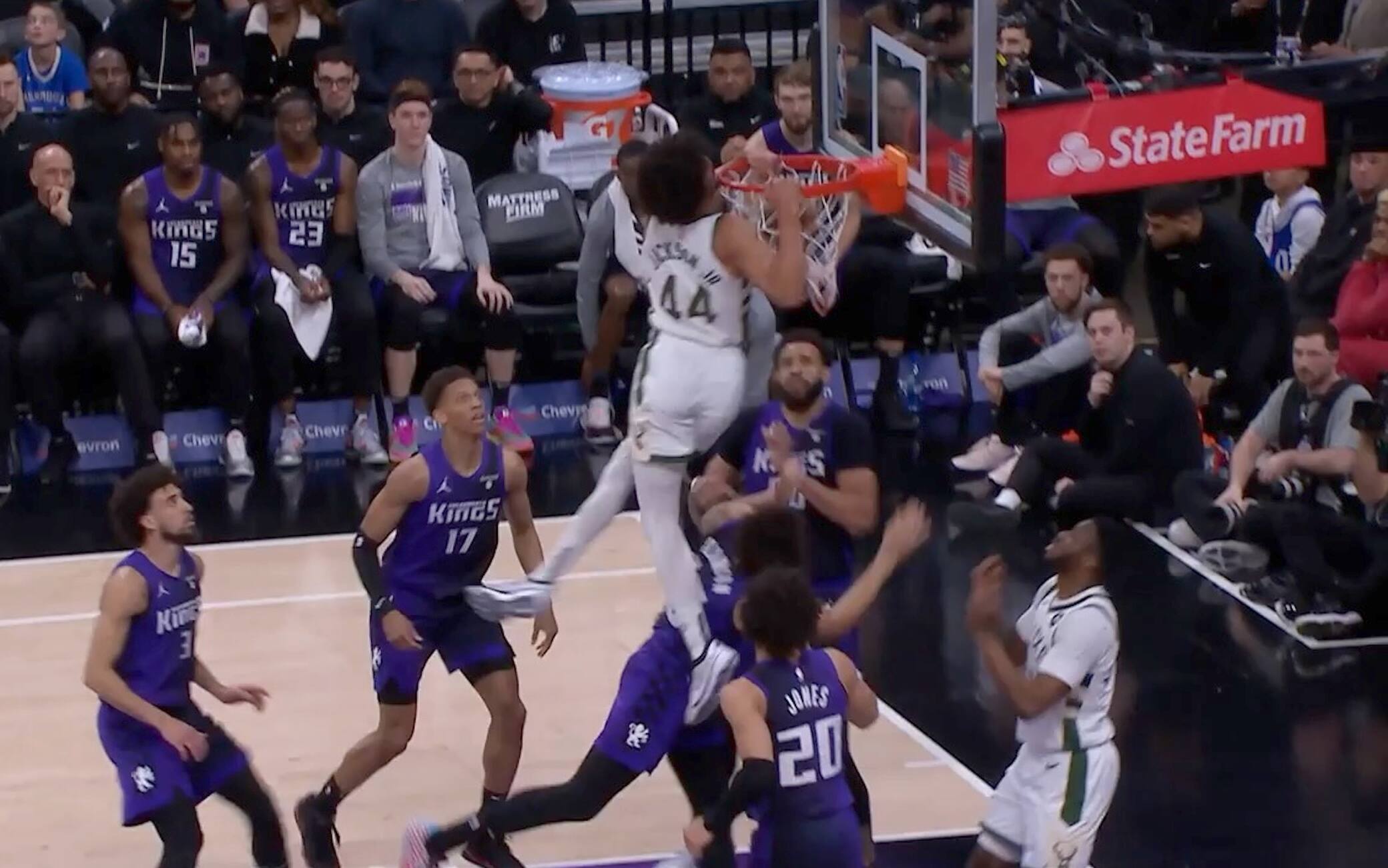 NBA, Andre Jackson ha tutta la testa sopra il ferro, avversari a bocca ...