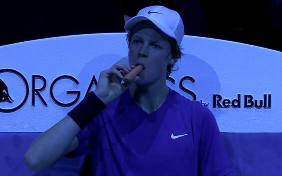 Jannik Sinner mangia una carota durante il match con Kohlschreiber ...