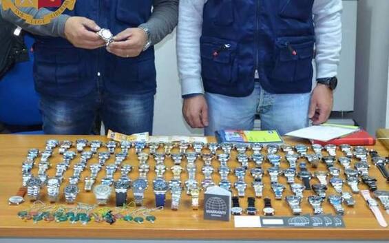 Vende in casa Rolex e Cartier contraffatti,denunciato 64enne | Sky TG24