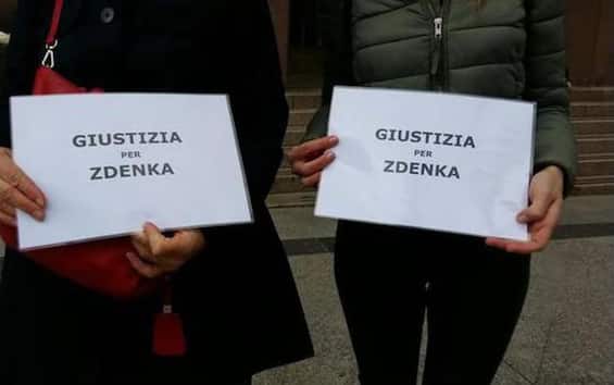 Uccise compagna e portò via figlie:pm,su bimbe lesioni gravi | Sky TG24 Uccise compagna e portò via figlie:pm,su bimbe lesioni gravi | Sky TG24