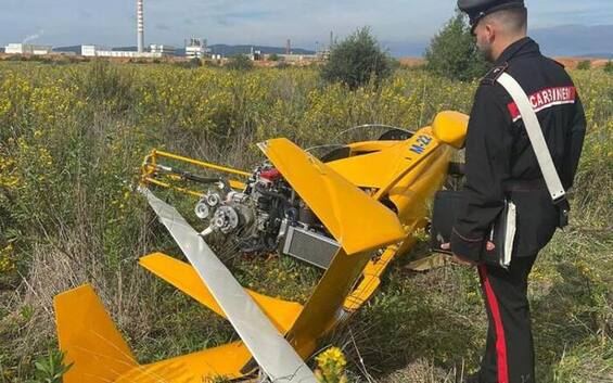Atterraggio d'emergenza elicottero a Scarlino, tutti illesi | Sky TG24