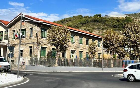 Crolla controsoffitto a scuola, l'aula era vuota | Sky TG24