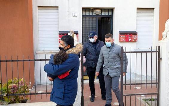 Uccide la moglie con una coltellata al petto | Sky TG24