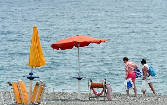 Messina, divieto di balneazione a Giardini Naxos in tre punti | Sky TG24 Messina, divieto di balneazione a Giardini Naxos in tre punti | Sky TG24