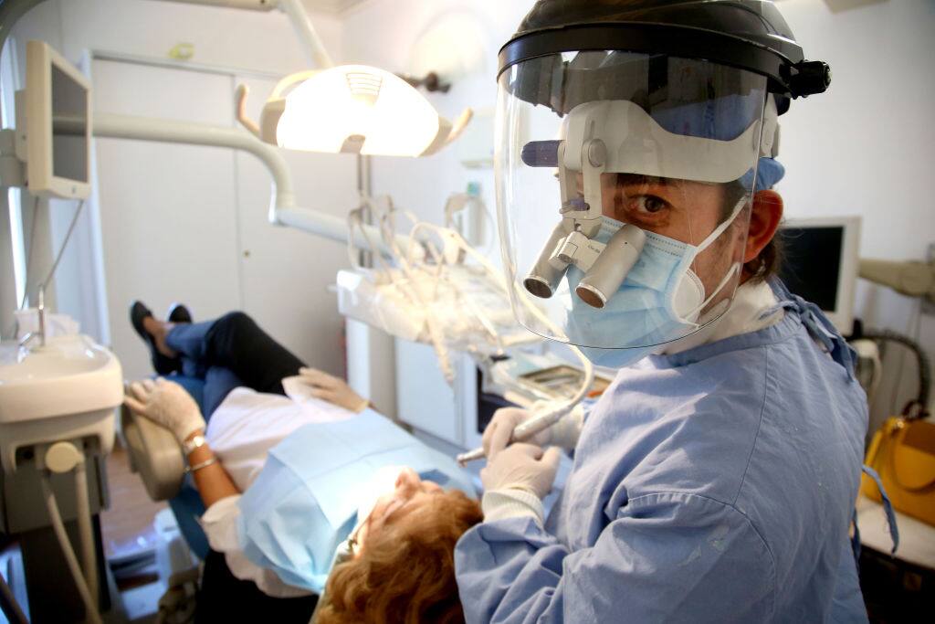 Coronavirus e dentisti, le regole per ripartire in sicurezza. FOTO