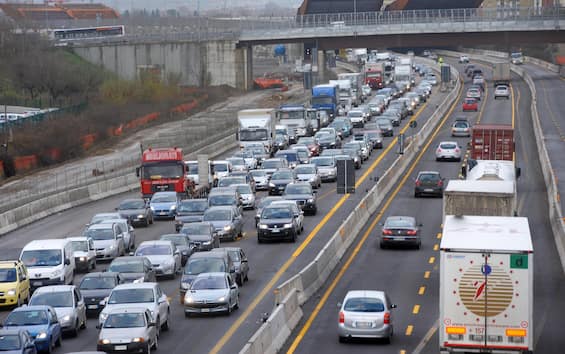 Incidente in autostrada A11 oggi, camion si ribalta: traffico e lunghe ...
