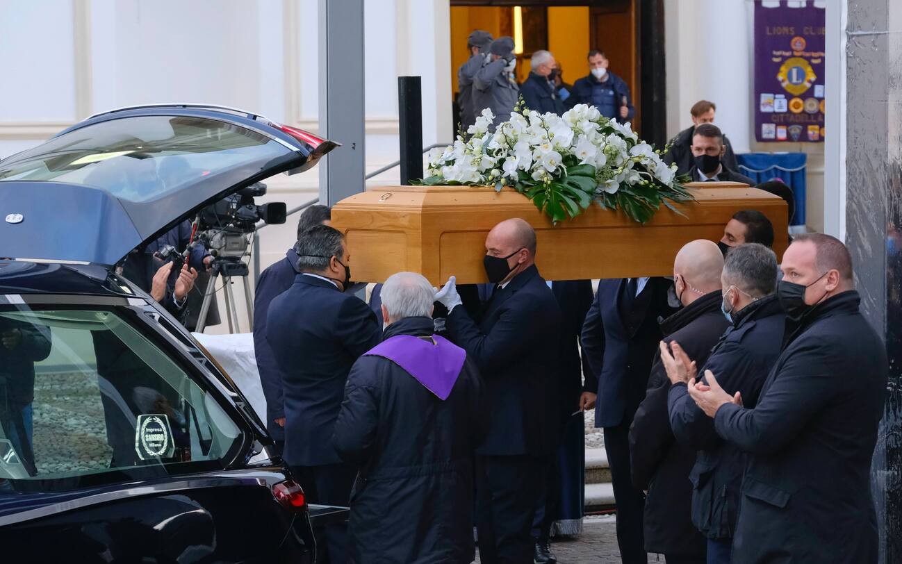 Funerali di Ennio Doris, folla alle esequie del fondatore di Banca ...