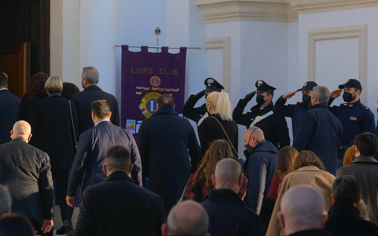 Funerali di Ennio Doris, folla alle esequie del fondatore di Banca ...