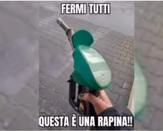 Caro benzina, i meme più divertenti sui social | Sky TG24