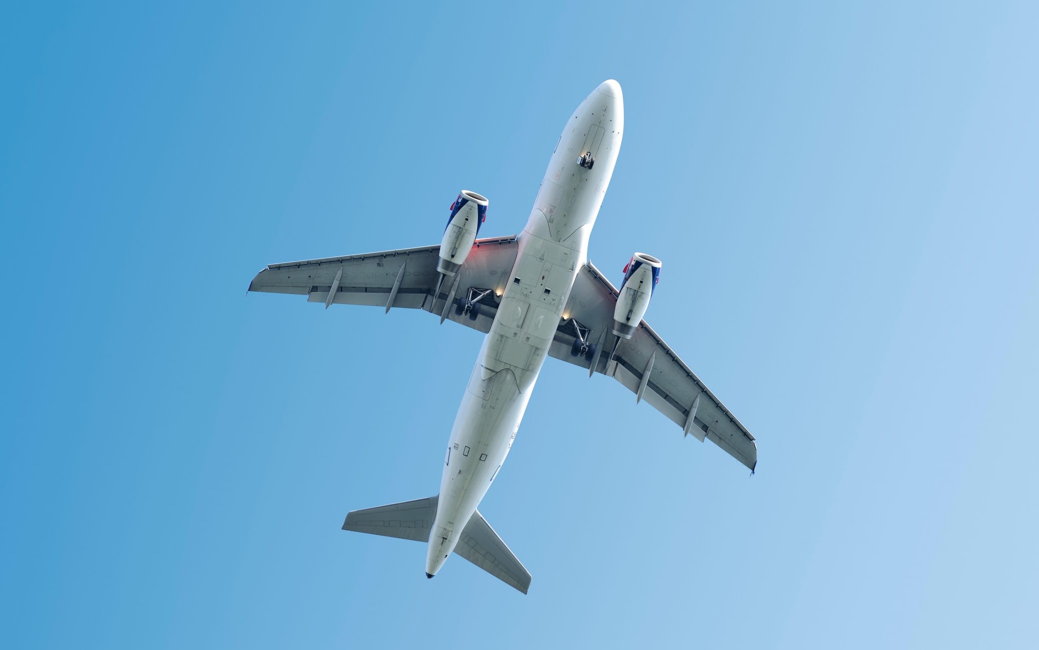 Aerei, scende il costo del carburante ma sale il prezzo dei biglietti ...