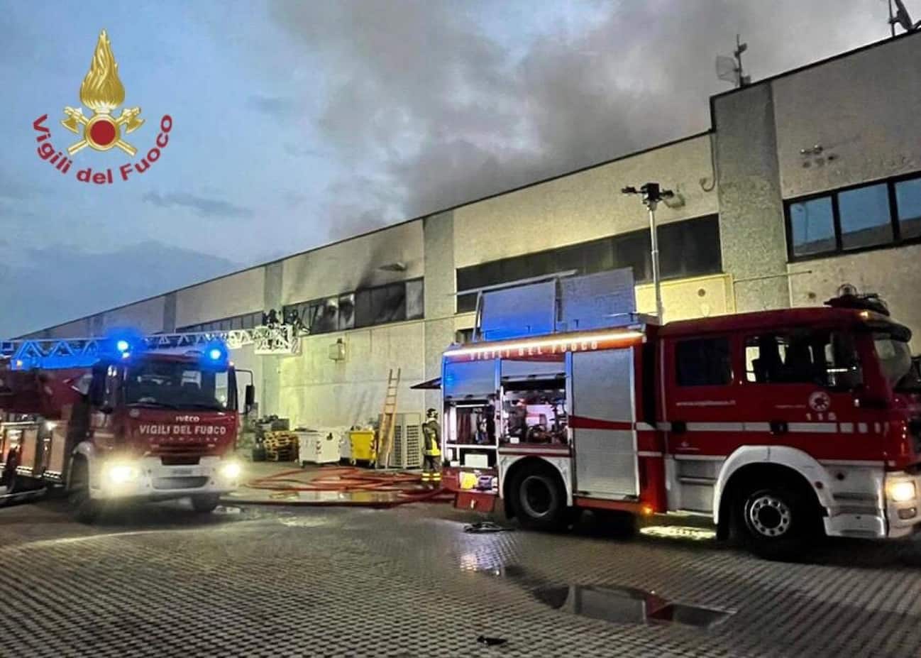 Incendio a San Giuliano Milanese, fiamme devastano il polo ...
