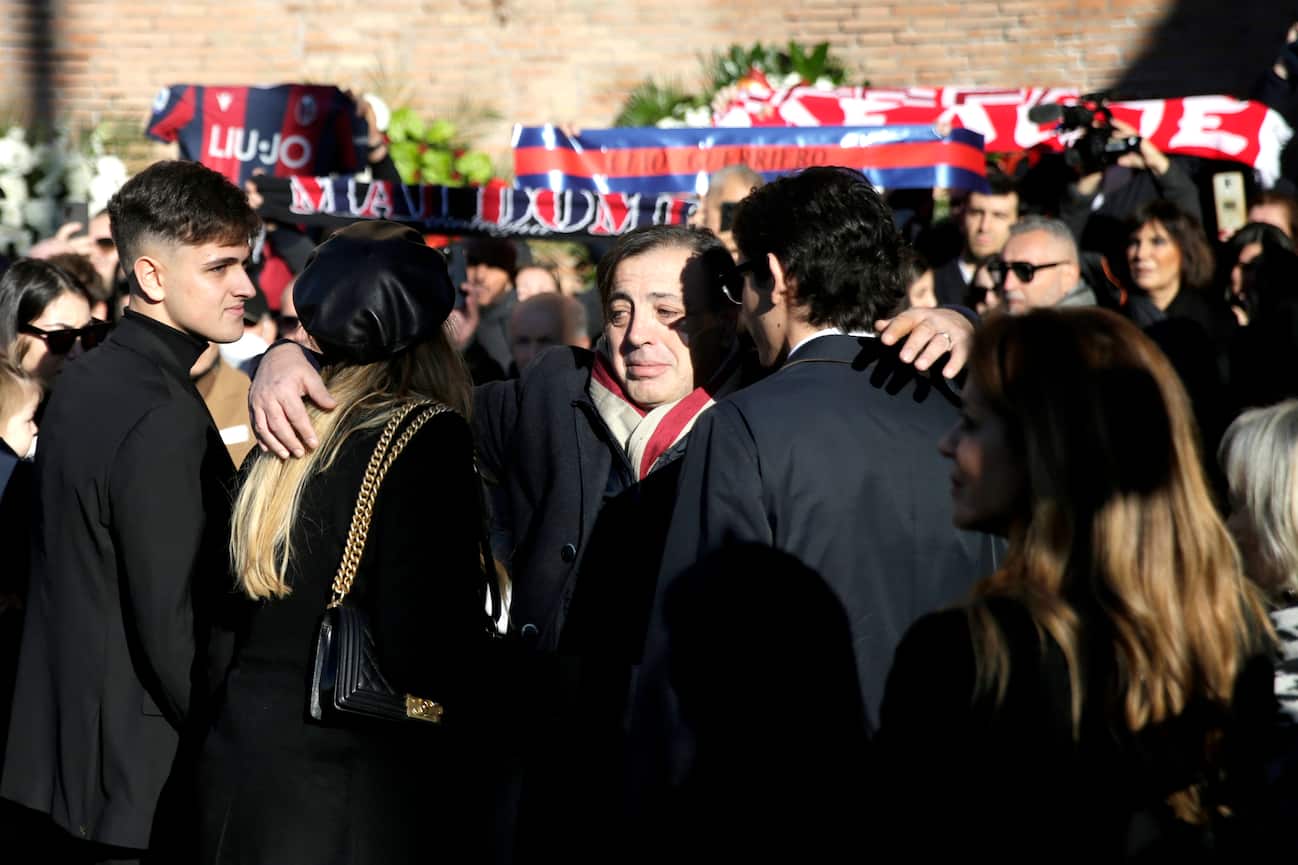 Sinisa Mihajlovic, le foto dei funerali in diretta | Sky TG24