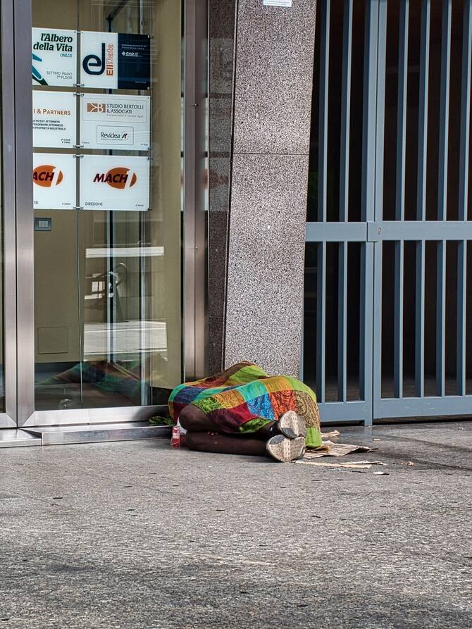 La mappa della povertà in Italia, da Nord a Sud 100mila senzatetto. I ...