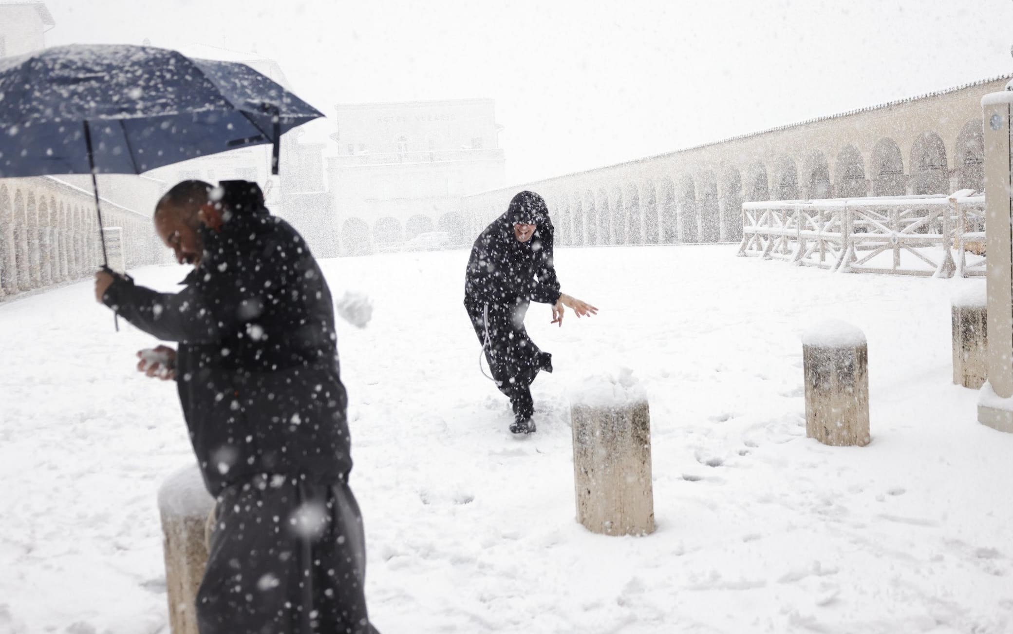Assisi, frati francescani giocano lanciandosi palle di neve. FOTO | Sky ...