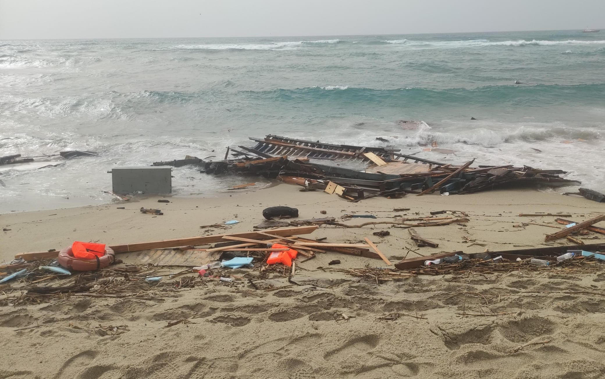 Naufragio Crotone, oltre 60 migranti morti e decine di dispersi ...