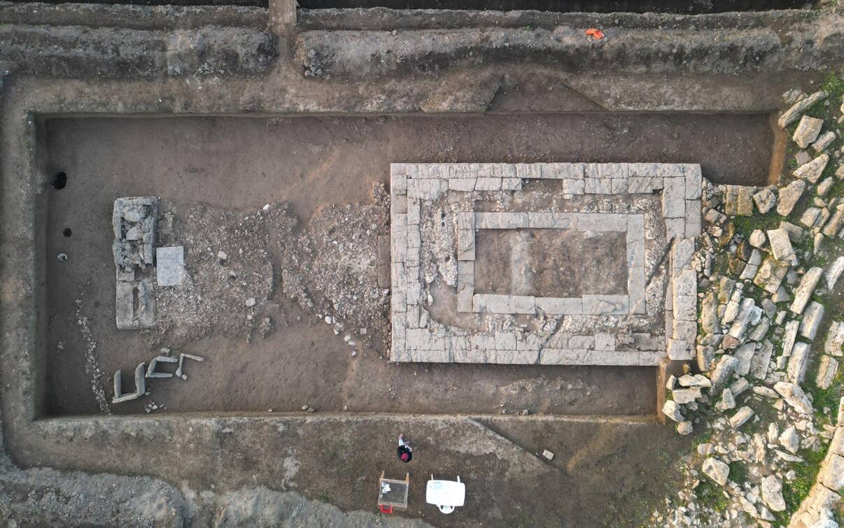 Scavi a Paestum, Eros e delfini: nuove scoperte nel tempietto | Sky TG24