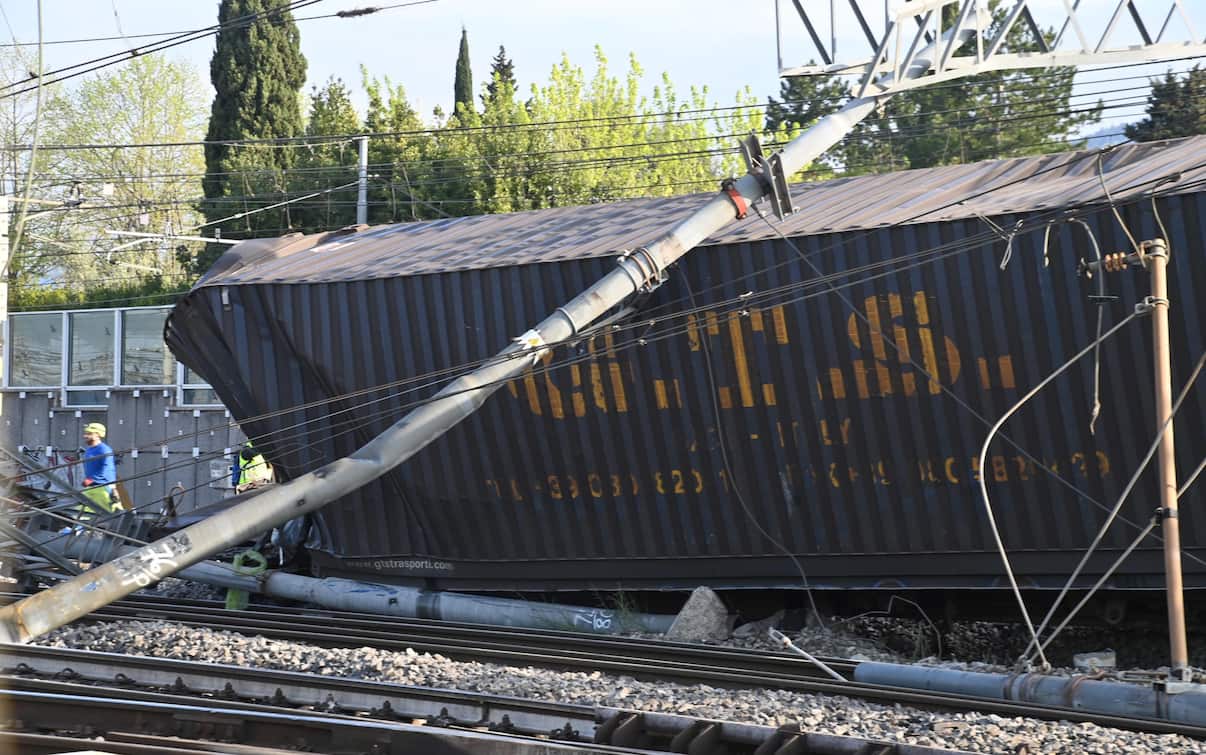 Treno deragliato a Firenze, ancora disagi. Aperta un'inchiesta per ...