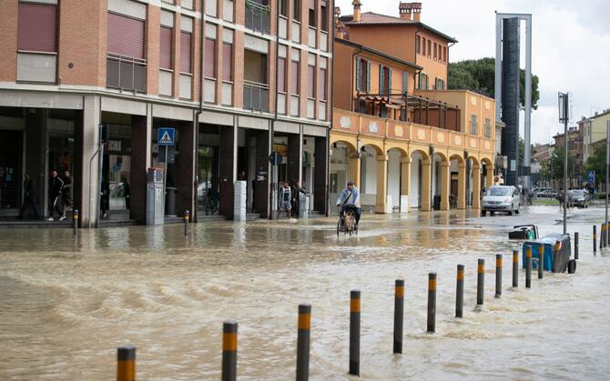 Alluvione a Ravenna, il centro di Lugo oggi, completamente allagato ... Alluvione a Ravenna, il centro di Lugo oggi, completamente allagato ...